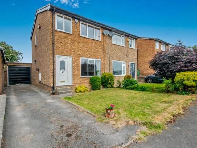3 Bedroom House Cleckheaton Kirklees 101278243