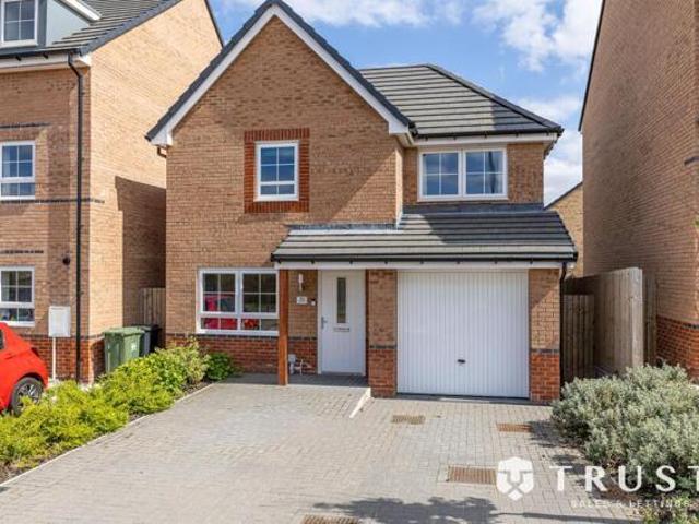 3 Bedroom House Cleckheaton Kirklees 101931649
