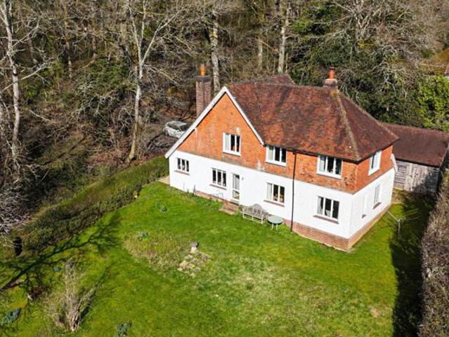 3 Bedroom House Cranleigh Surrey 101677630
