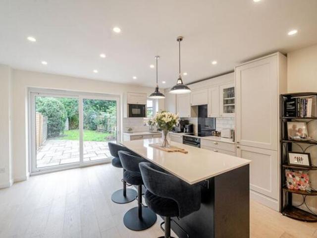 3 Bedroom House Croydon Greater London LS98969324