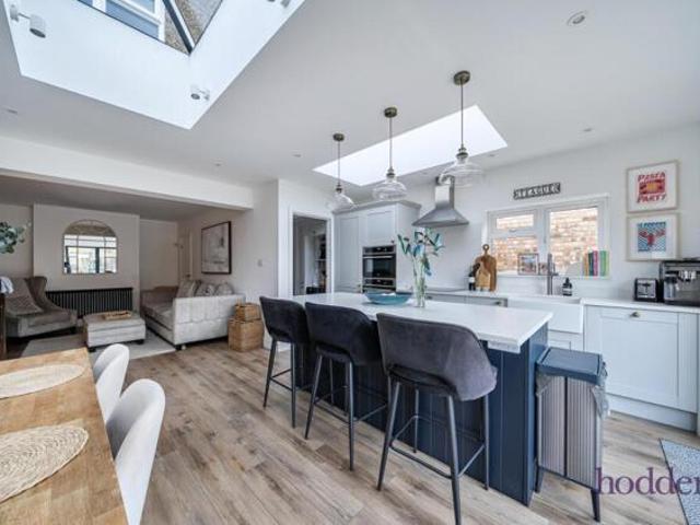 3 Bedroom House Addlestone Surrey 100579144