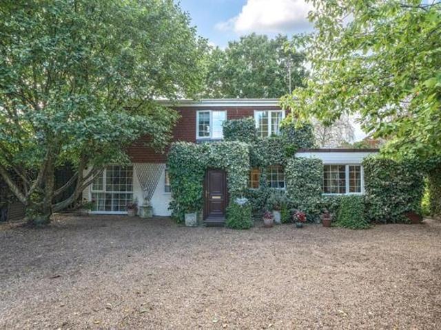 3 Bedroom House Addlestone Surrey 101351716