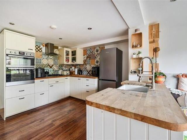 3 Bedroom House Alton Hampshire 98404424