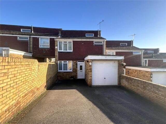 3 Bedroom House Aldershot Surrey 98612262