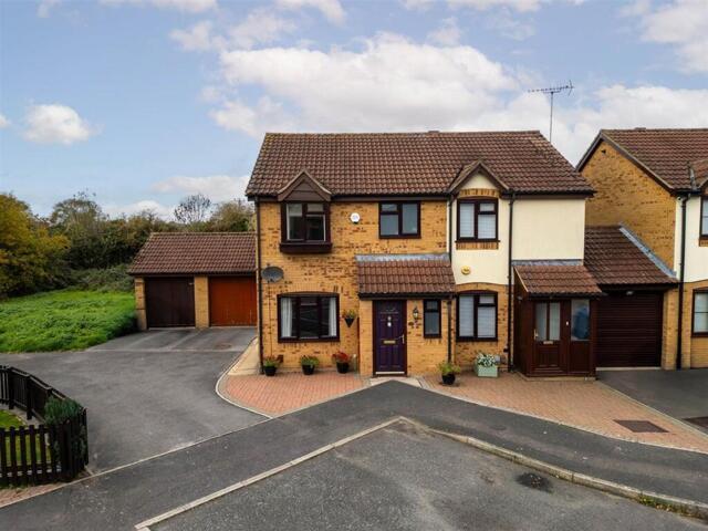 3 Bedroom House Aylesbury Buckinghamshire 98834908