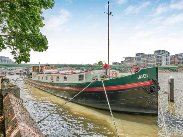 3 Bedroom House Boat Character Property