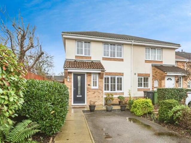 3 Bedroom House Basingstoke Hampshire LS99688398