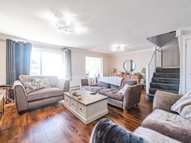 3 Bedroom House Basingstoke Hampshire LS99290489