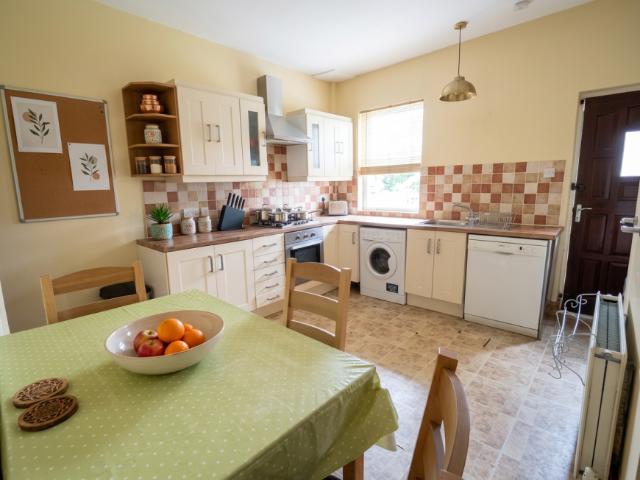 3 Bedroom House Beeston East Midlands 102468827