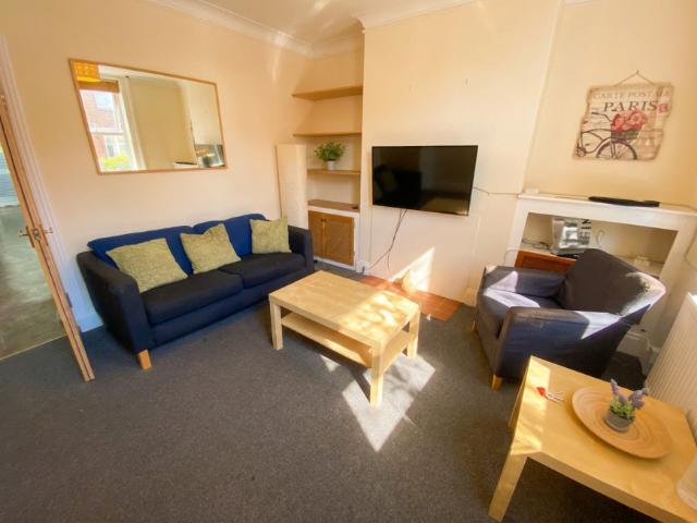 3 Bedroom House Beeston East Midlands 102658740