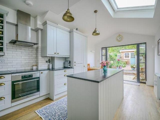 3 Bedroom House Berkhamsted Hertfordshire 99236979