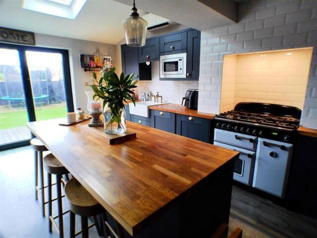 3 Bedroom House Bingham Bingham LS100191957