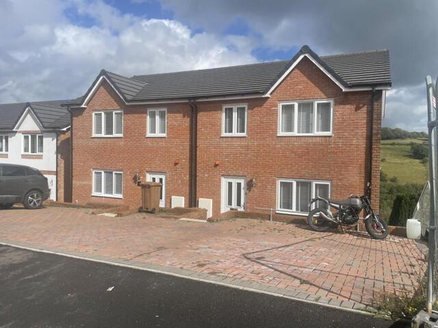 3 Bedroom House Blackwood Caerphilly 100132282