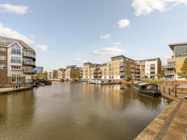 3 Bedroom House Brentford Great London 99092757