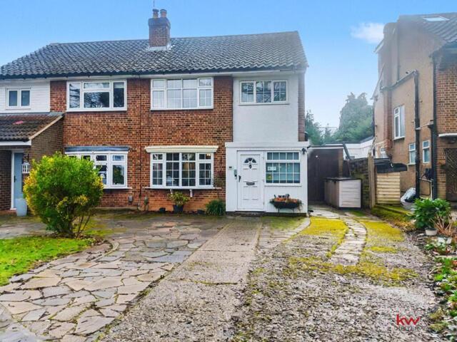 3 Bedroom House Broxbourne Hertfordshire LS99688485