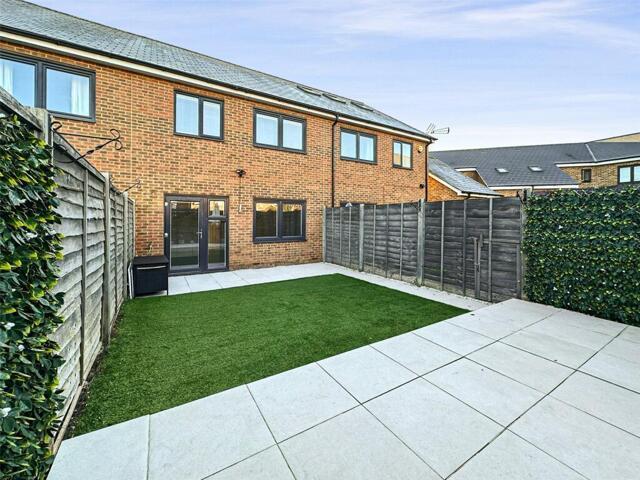 3 Bedroom House Greenhithe Kent LS100503282