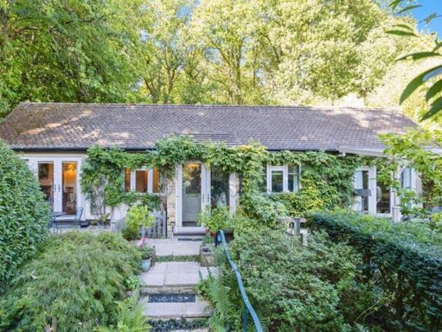 3 Bedroom House Guildford Surrey 99344891