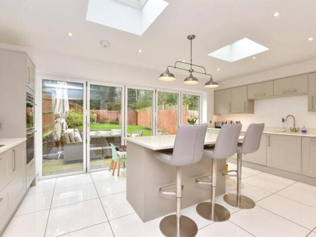 3 Bedroom House Dorking Surrey 98204541