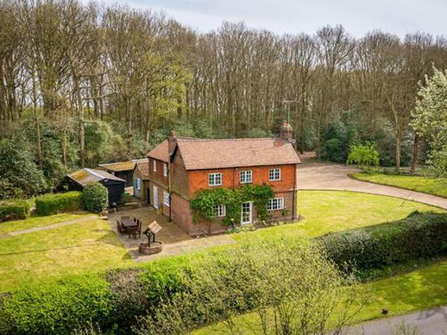 3 Bedroom House Dorking Surrey LS101675917