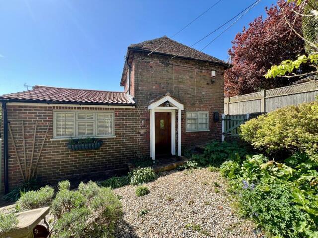 3 Bedroom House Deal Kent LS99054891