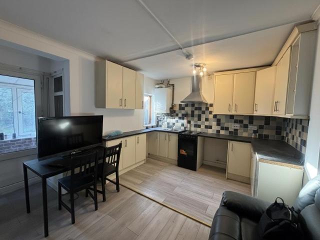 3 Bedroom House Dunkirk East Midlands 102519055