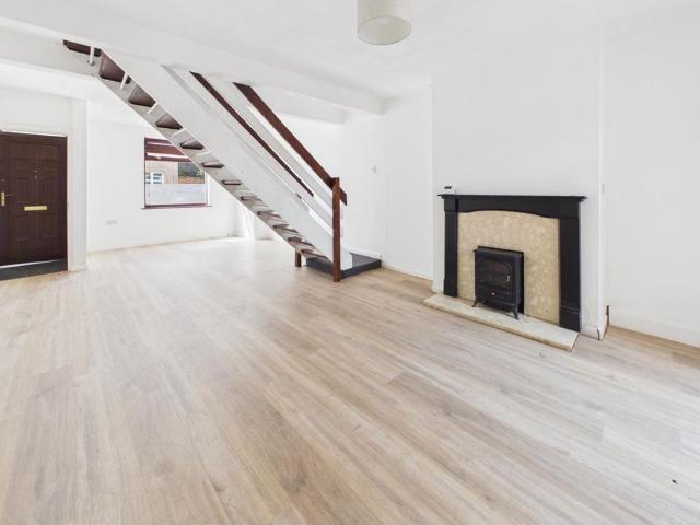 3 bedroom house end terrace to rent