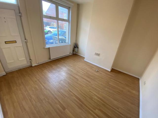 3 bedroom house end terrace to rent
