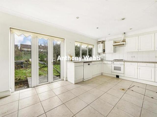 3 Bedroom House Enfield Greater London LS99641809