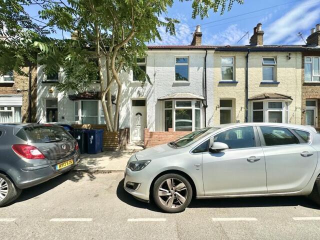 3 Bedroom House Ealing Greater London LS99315372