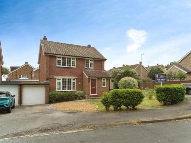 3 Bedroom House Eastbourne East Sussex 98930375