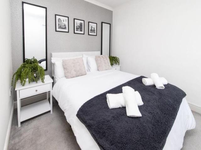 3 Bedroom House Egham Egham 100408970
