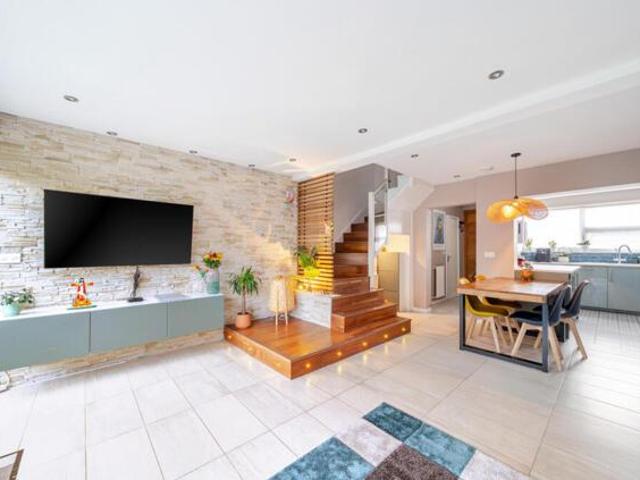 3 Bedroom House Egham Surrey 99808626
