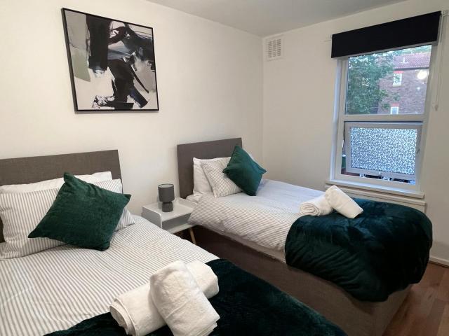 3 Bedroom House Erith Erith LS81034544