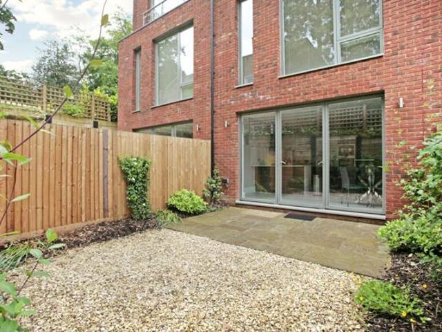 3 Bedroom House Esher Surrey 99952231