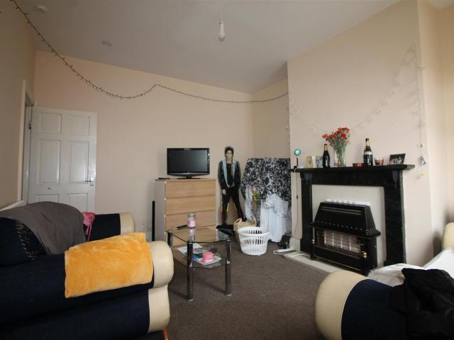 3 Bedroom House for rent at Hall Grove, Hyde Park, Leeds