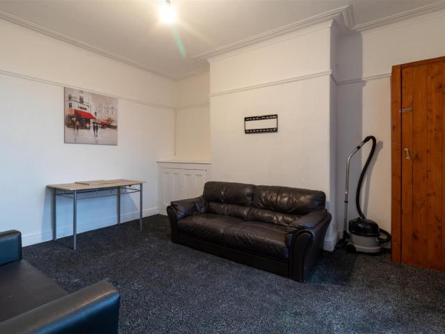 3 Bedroom House for rent at Royal Park Grove, Hyde Park, Leeds