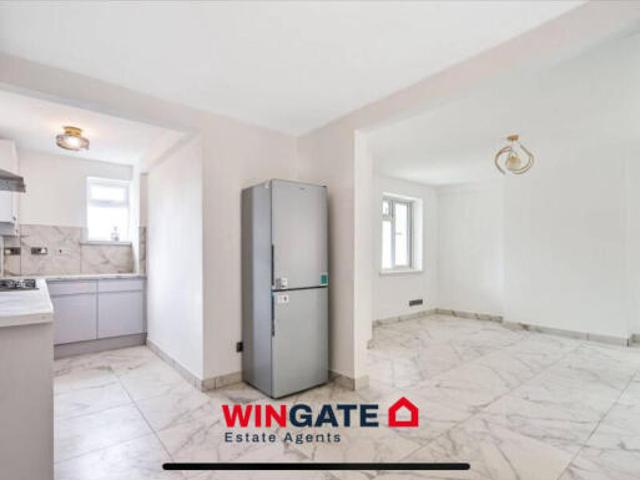 3 bedroom house for rent in Coppetts Close, London, N12