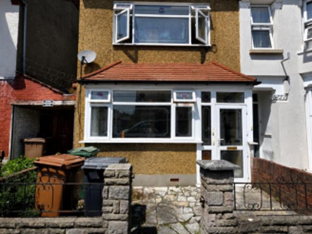 3 bedroom house for rent in Carnarvon Road, London, E10