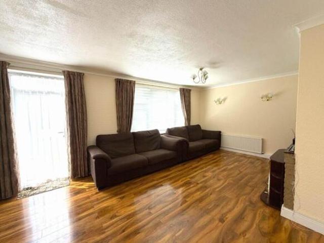 3 bedroom house for rent in Ampleforth Road, London, SE2
