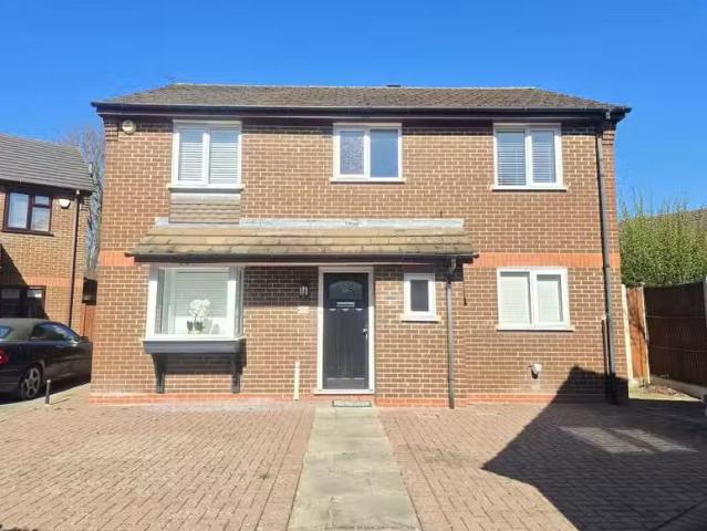 3 bedroom house for rent in Gladbeck Way, Enfield, EN2