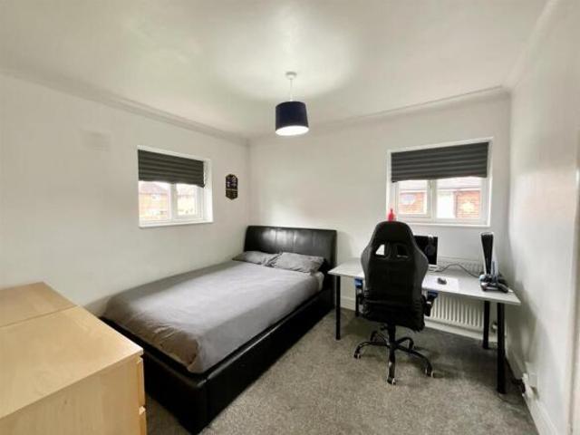 3 bedroom house for rent in Glenholme Road, Sheffield, S13