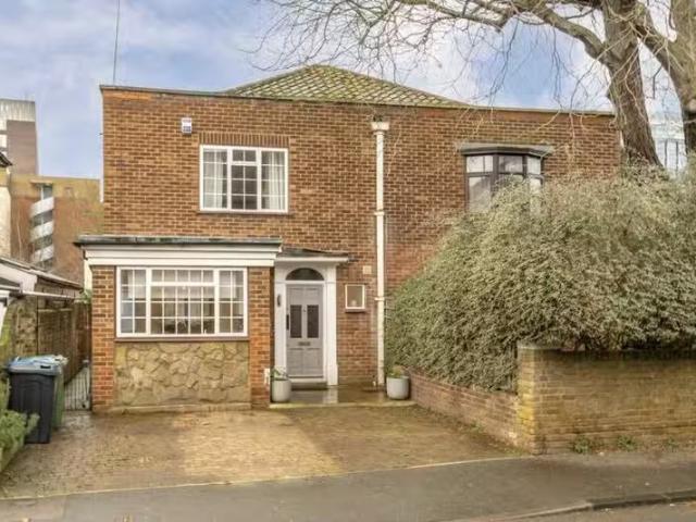 3 bedroom house for rent in Grange Road, Kingston Upon Thames.