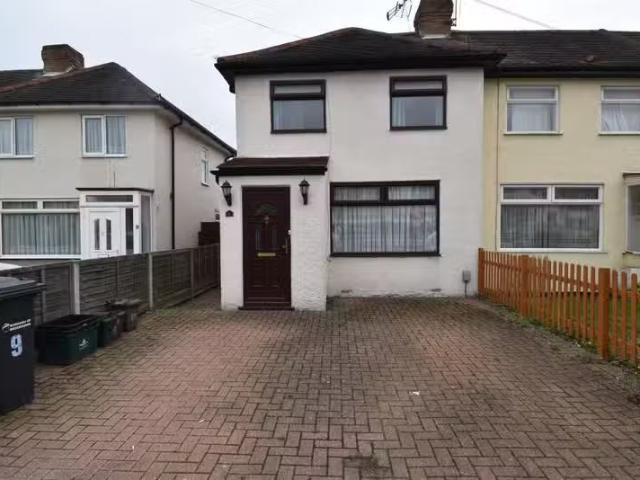 3 bedroom house for rent in Endeavour Road, Cheshunt, Hertford.