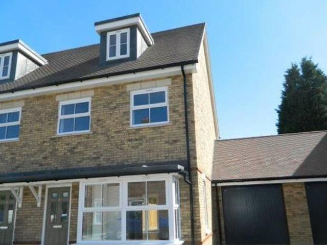 3 bedroom house for rent in Onslow Walk RH12