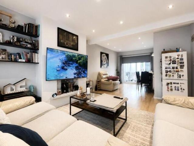 3 bedroom house for rent in Orchard Close, Bexleyheath, Kent, DA7