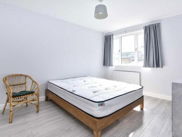 3 bedroom house for rent in Larch Close, Balham, SW12