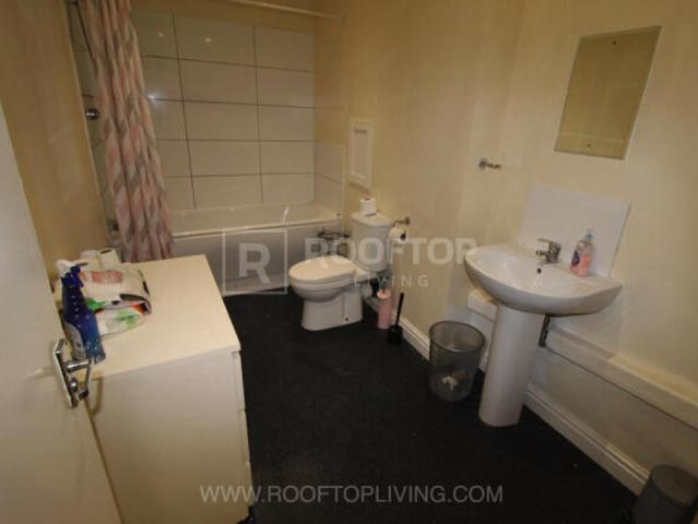 3 bedroom house for rent in Moorland Avenue, Leeds, LS6
