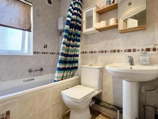 3 bedroom house for rent in Market Street, Eastham, London, E6