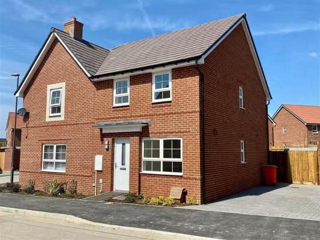 3 bedroom house for rent in Nutmeg Close, Broughton, AYLESBURY.