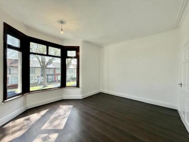 3 bedroom house for rent in Stanley Park Avenue South, L4
